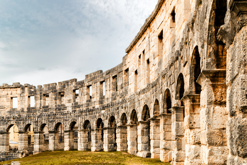 Architecture details of the Roman amphitheatre - coolatl.com